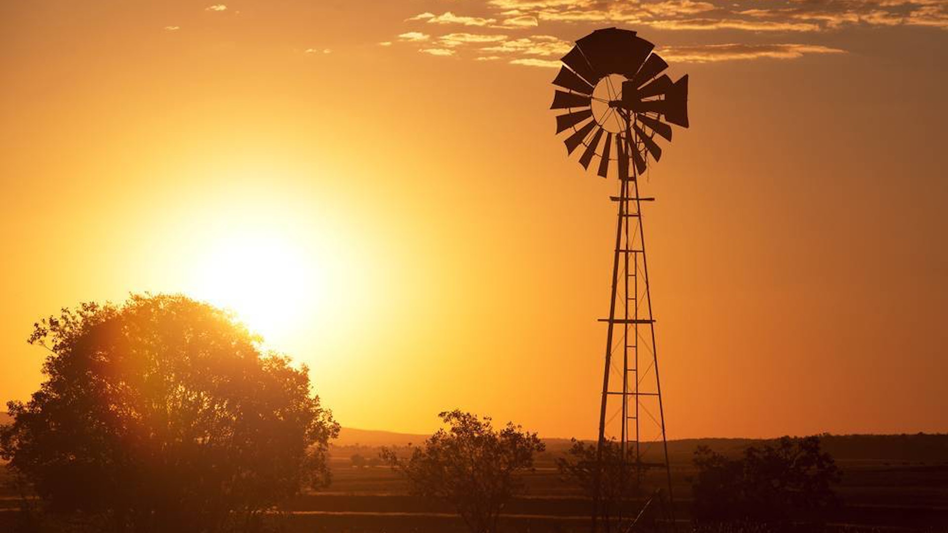 The Best Outback Sunsets to Witness in Queensland - Redearth Boutique ...